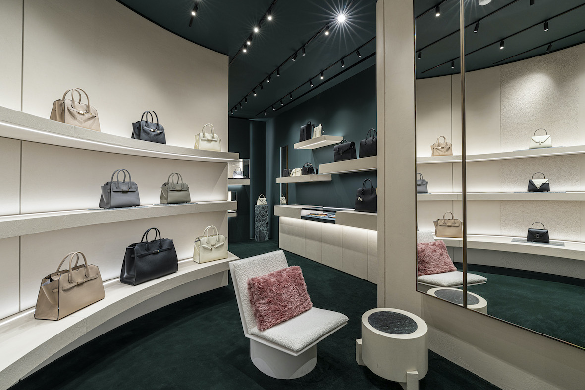 Valextra inaugura il primo flagship store parigino - Pambianconews ...