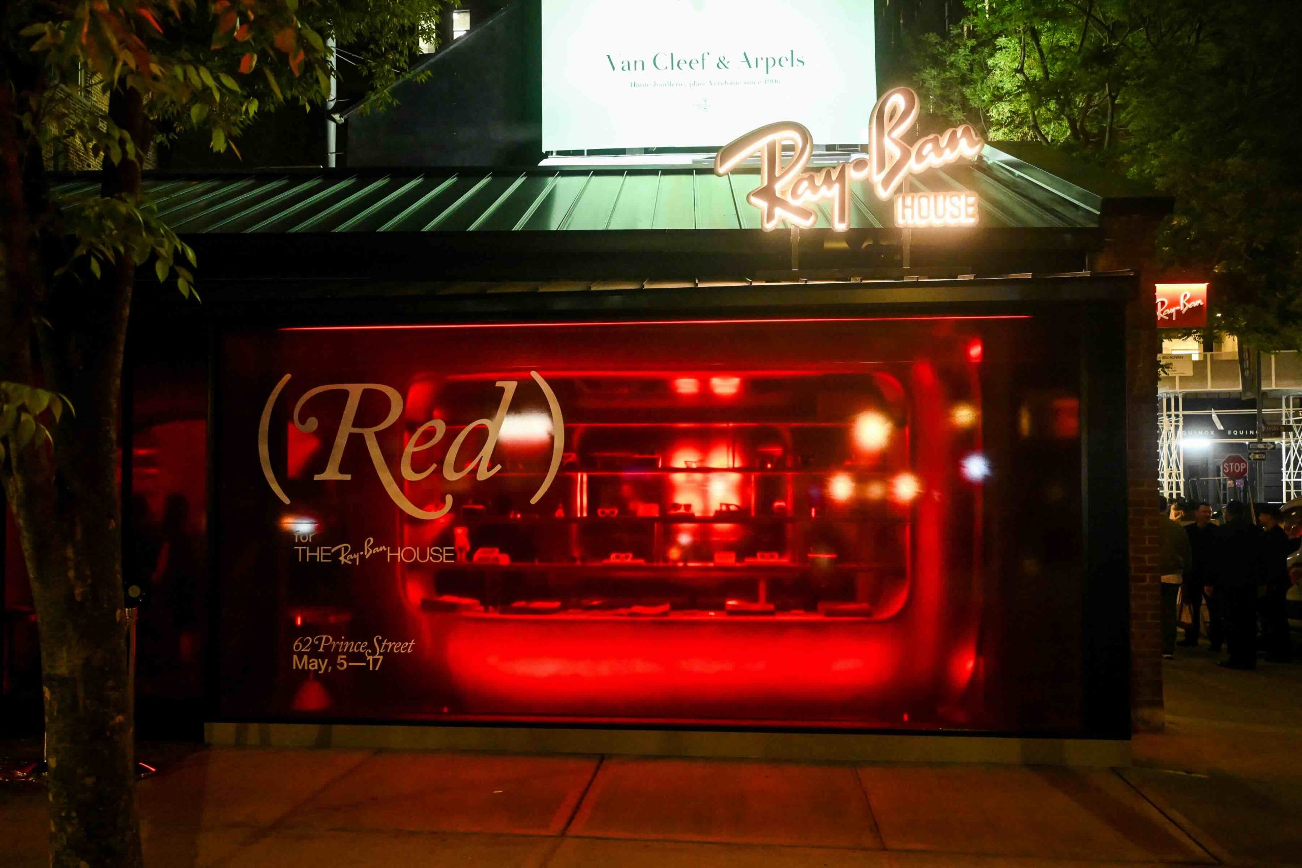 Ray-Ban House apre a Soho: eyewear e food experience - Pambianconews ...